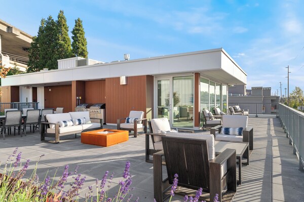 Modern Apartments W/ Rooftop Lounge By Lake Union - Woodinville, WA