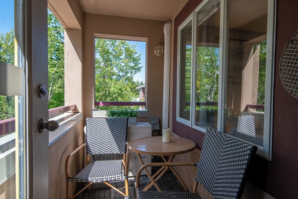 Prime Location In Whistler Village - Steps To Gondola - Sleeps 6 - Whistler