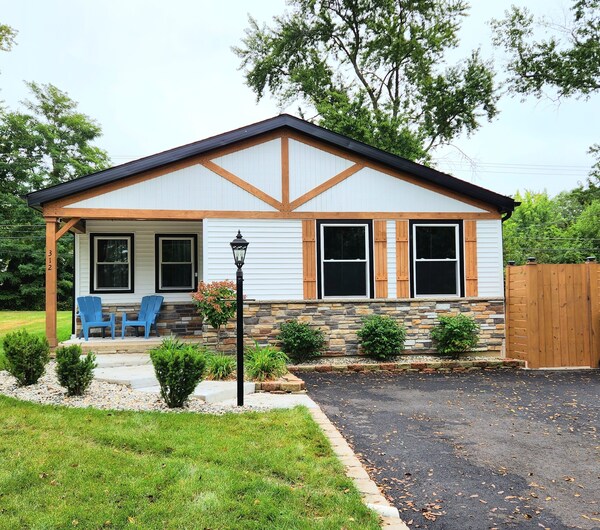 Updated Home With Fenced Backyard, Sleeps 10 - Valparaiso, IN