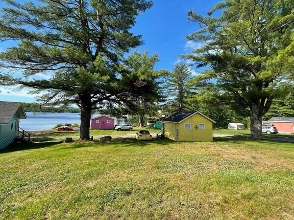 Lakefront Blue Cottage - New Hampshire