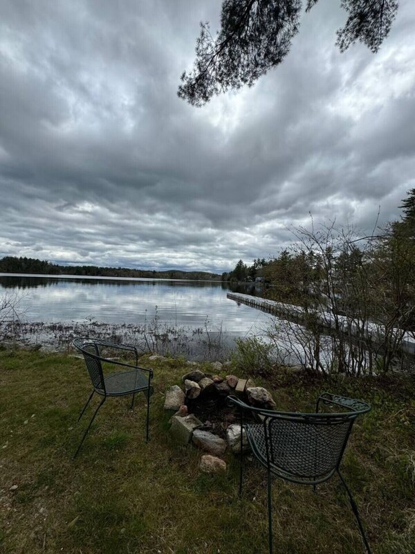 Lakefront Green Cottage - New Hampshire