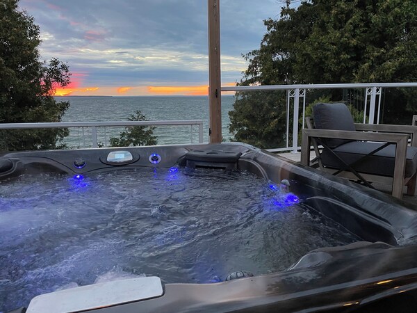 Lakefront Cottage To Lake Simcoe With Hot Tub, Sauna, Bbq Stove, Patio, Dock. - Georgina