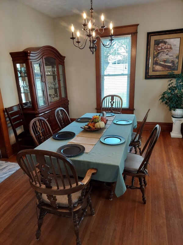 Charming Historical 4 Bd & 3 Full Ba Home In Terre Haute With Wifi, Ac & Parking - Terre Haute, IN