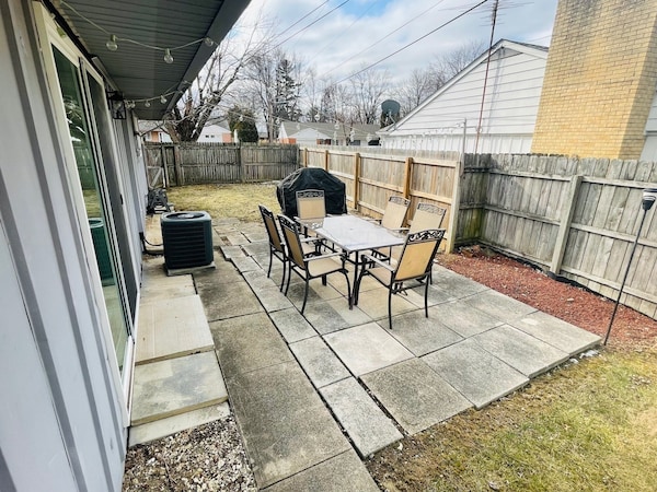 3 Bedroom 1.5 Bath House. Walkable To Bsu And Many Restaurants, Ping Pong Table - Yorktown, IN