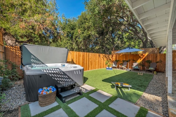 Oaks Retro Cottage, Jacuzzi, Bistro Patio, Walk To Everything! - Simi Valley, CA
