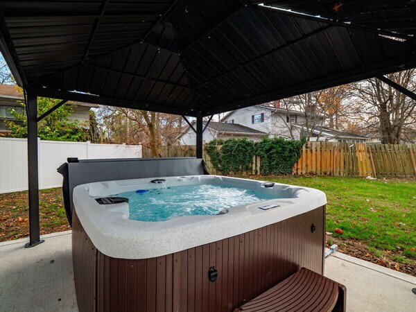 Vermilion Retreat W/ Game Room, Hot Tub & Across From Community Pool - Vermilion, OH