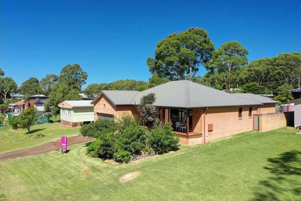 Stunning Spacious Home 5 Minutes Walk To Beach, Full Kitchen, Games Room - Bawley Point