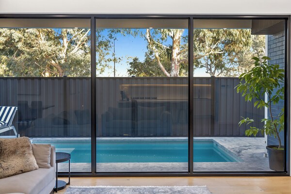 "Enjoy A Brand-new Modern Luxury Stay W/ Pool, Spa & Scenic Parkland Views! - Melbourne