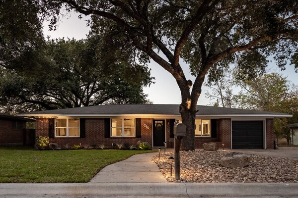 Helena Haven: 4br/3ba, Near Top Golf & Kyle Field - Bryan, TX
