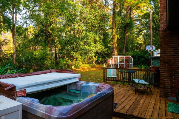 Pet Friendly Family Oasis W/hot Tub & Fireplace - Wilmington, NC