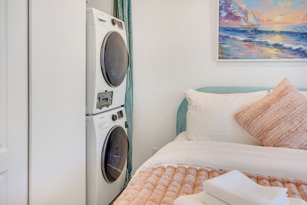 Stylish 2-bedroom Miami Vibe Getaway With High Speed Wifi Access - Cypress Mountain, BC