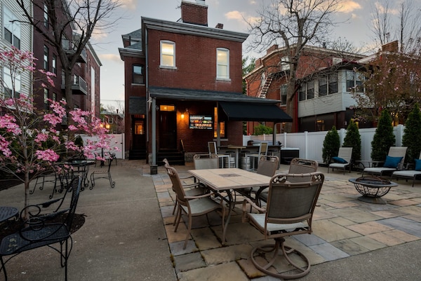 Stay On Broadway - Sleeps 10, Hot Tub, Walkable! - Louisville
