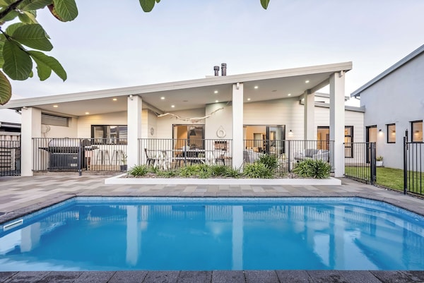 Stylish And Sophisticated Two Storey Retreat With Sparkling Pool - Yallingup