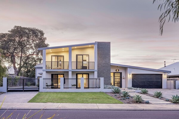 Stylish And Sophisticated Two Storey Retreat With Sparkling Pool - Dunsborough