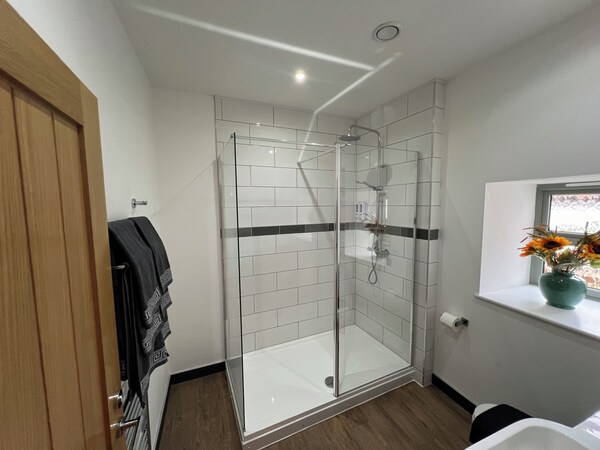 Glastonbury Gem, 2 Bedroom Apt, Overlooking High Street, Sleeps Up To 5 - Glastonbury