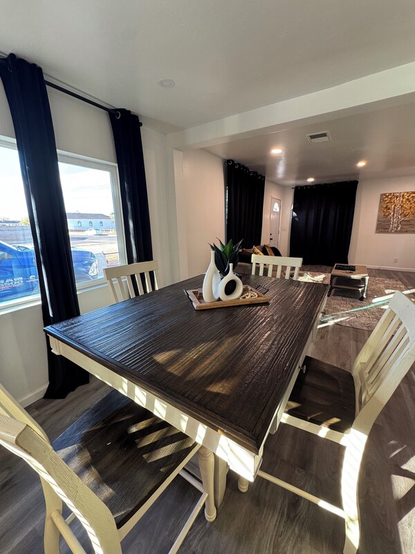 Elegant Modern Winslow Home - Winslow