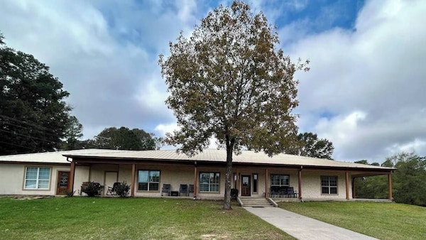 Spacious 6-bedroom House In Charming Conroe On A Stocked Pond - Willis, TX