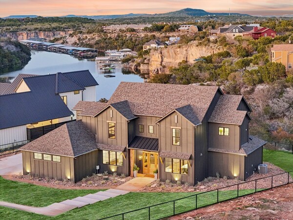 Whiskey Rock 5 Bed/4.5 Bath W Pool/ Hot Tub And Game Garage - Possum Kingdom Lake, TX