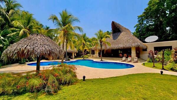 Casa Marina, Espaciosa Y Super Elegante Con 4 Recamaras. - Puerto San José