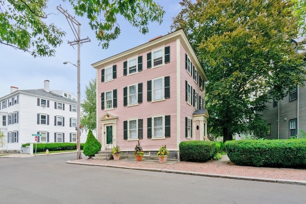 New Spacious 1br On Salem Common L Steps To Downtown L Fenced In Yard + Parking - Beverly, MA