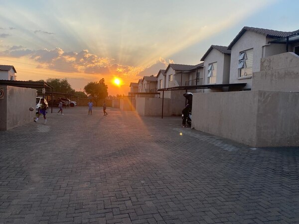 Marvelous Getaway  Home With Fibre & 5g Internet, 24 Hour Security In Alberton. - Alberton