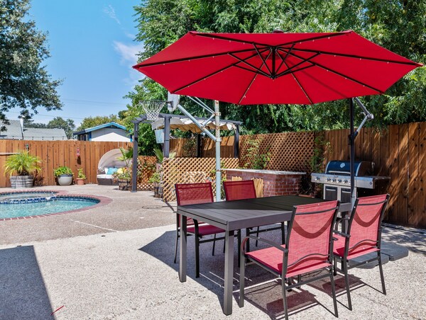 Stylish Spacious Home With Private Pool - Walnut Creek, CA