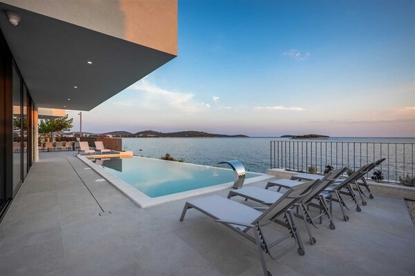 Grand 5-bedroom Villa For 10, With A Hydromassage Infinity Pool - Primošten