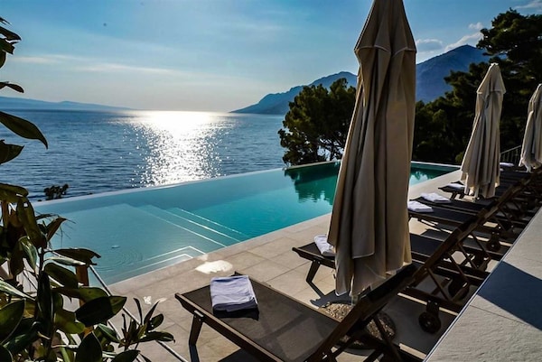 Exquisite 9-bedroom Villa For 18, With Infinity Pool Close To The Sea - Brela