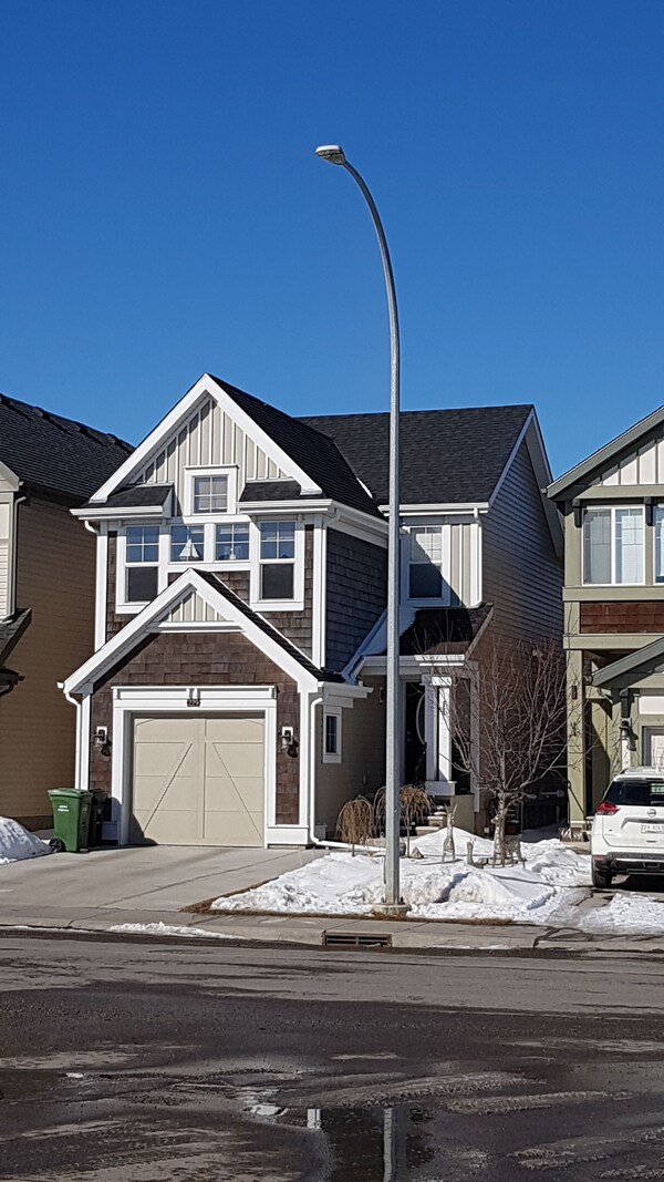 Cozy New Unit Near Restaurants, Bars, Stores, Bus Stations, And Hospital. - Calgary