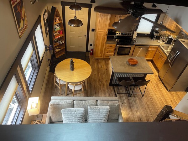 Cozy Big Sky Rustic Condo, 2 Bed, 1 Bath, & Loft - Montana