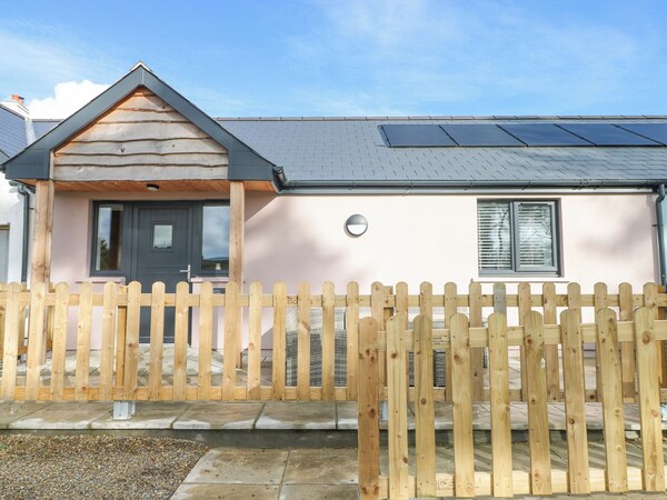 Oyster Cottage, Pet Friendly, With A Garden In Kilgetty - Amroth