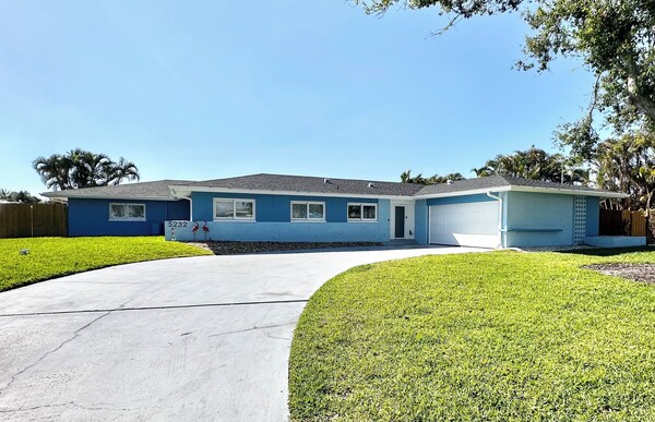 Family Escape W/ 5 Bedrooms, Pool, Hot Tub & Canal - Cape Coral, FL