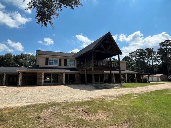 Spacious Estate With 2 Homes - Willis, TX