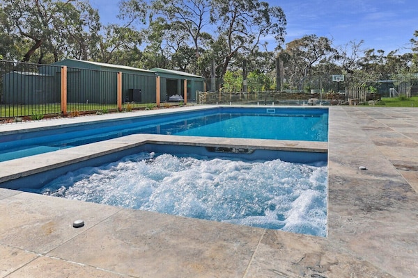 Homestead Pool House, Spa, Basketball, Heated Pool - Geelong