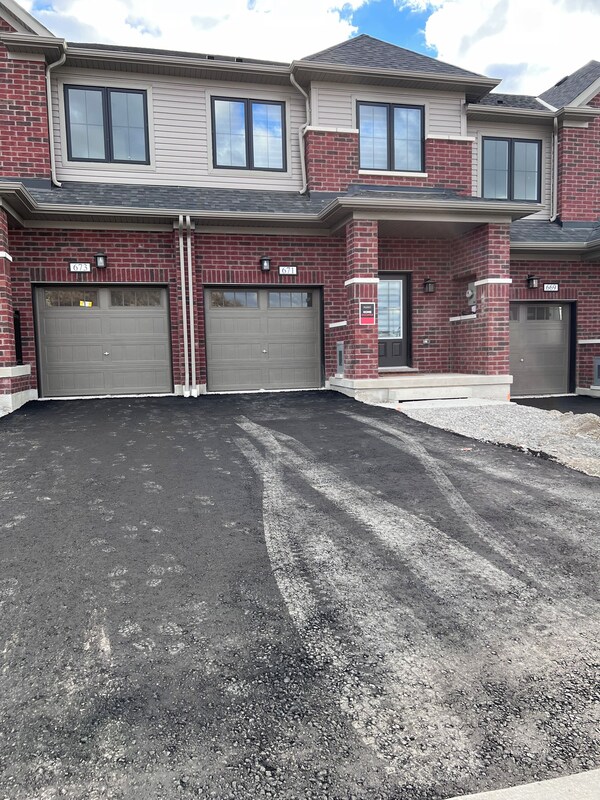 Brand New Luxurious & Cozy 4beds + 2.5bathrooms Townhouse - Oshawa