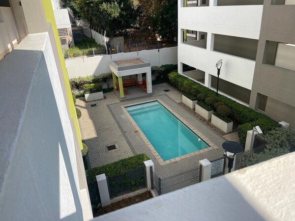 Nosu Cosy Charming Apartment With Inverter - Sandton