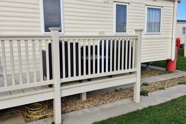 3-bed Caravan - Sleeps 8 - Pet Friendly - Pool - Lincolnshire