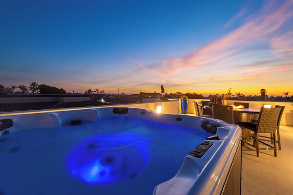 Sunset Serenity By Avantstay | Rooftop W\/ Hot Tub & Fire Pit, 3 Blocks To Beach! - Grover Beach, CA