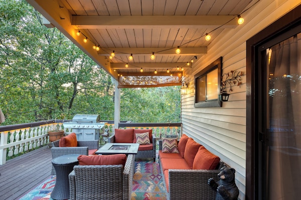 Dream Catcher By Avantstay | Deck, Fire Pit, Movie Theater, Game Garage - San Bernardino