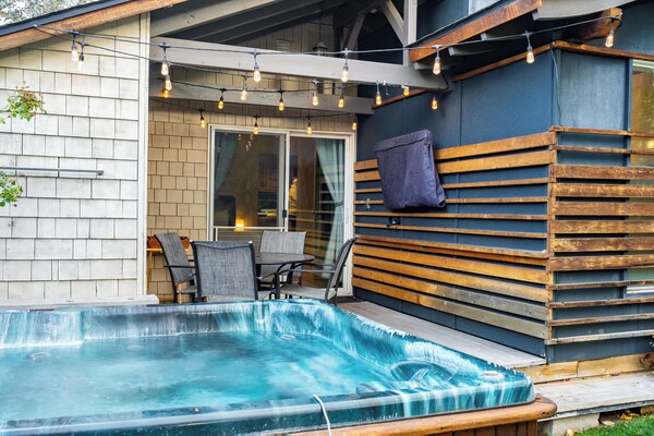 Riverfront Bend By Avantstay | Private Dock+kayaks, Large Yard W\/ Views, Hot Tub - Bend, OR