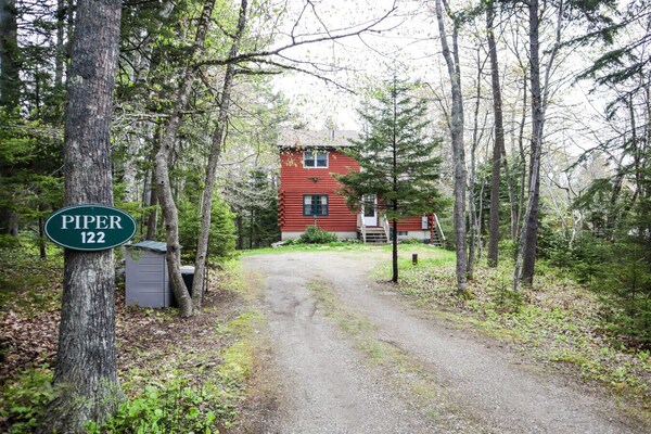 Charming 3-bedroom Cabin With Beach Access And Forest Views In Boothbay Harbor - Boothbay Harbor, ME