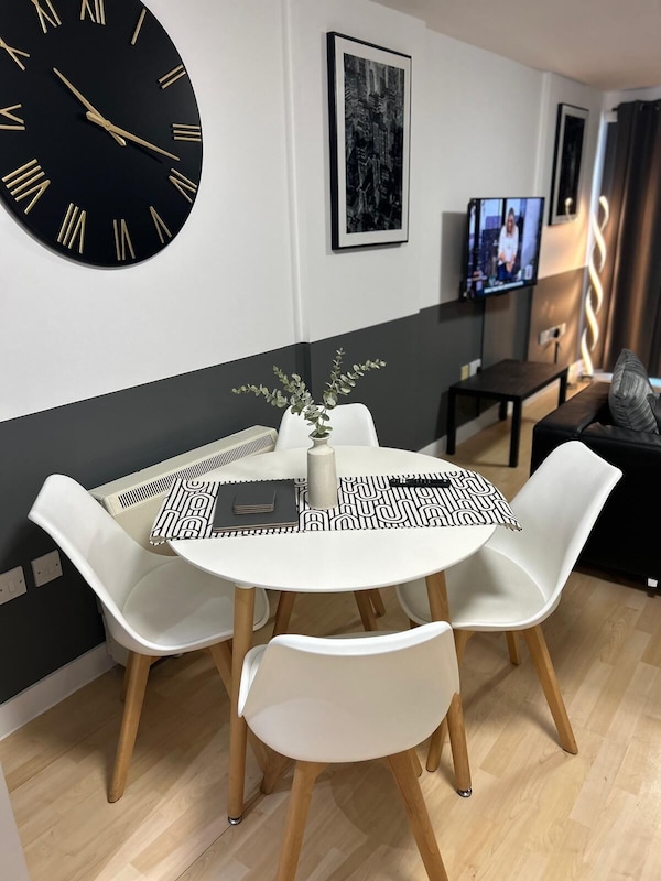 Modern 2-bedroom Apartment Level Access  Central  Walk To Station Festival Place & The Avil Theatre - Basingstoke