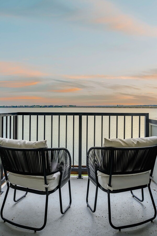 Stylish Lake House Retreat In Rowlett - 서니베일