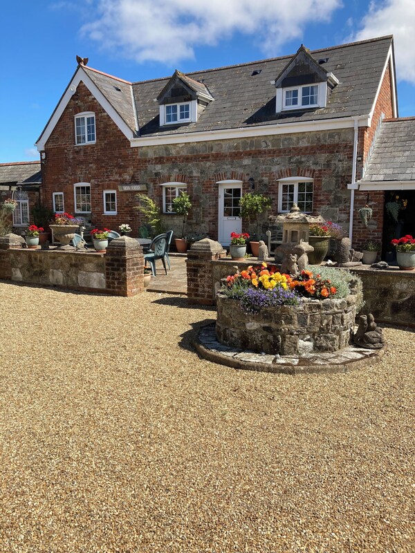 Cosy Converted Barn In Rural Location With Views Of The Surrounding Countryside. - Isle of Wight