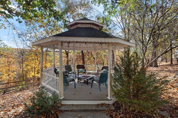 Six Suites With Hot Tubs, Private Jacuzzi Baths, Wooded Garden And Lake Access With Boat Slip - Lake Ozark, MO