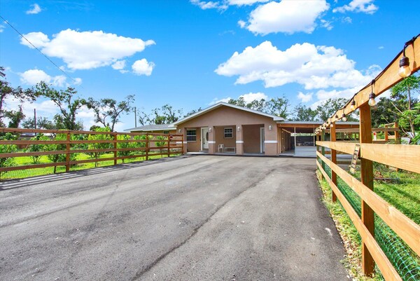 Spacious 7-bedroom 4-bath Retreat For Groups & Families With Ac, Wifi - Riverview, FL