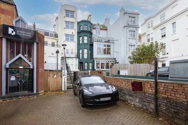 Flat 1, New Immaculate Luxurious Central Apartment - Brighton Marina