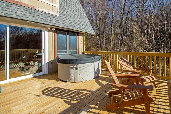 Hot Tub, Firepit, Forest Views! - Shenandoah, VA