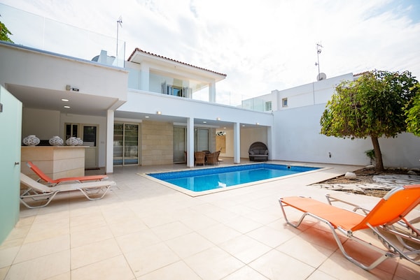 Seaside 3 Bedroom Villa - Private Pool - Ороклини