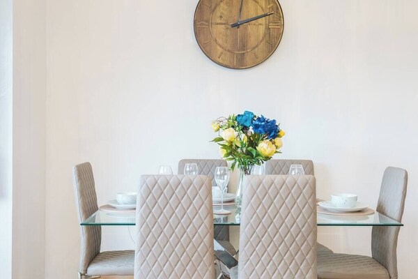 Newham Excel E16 - 3 Bed 2.5 Bath House W Free Parking, 3 Bed 1.5 Bath House With Parking Close To E - Leyton